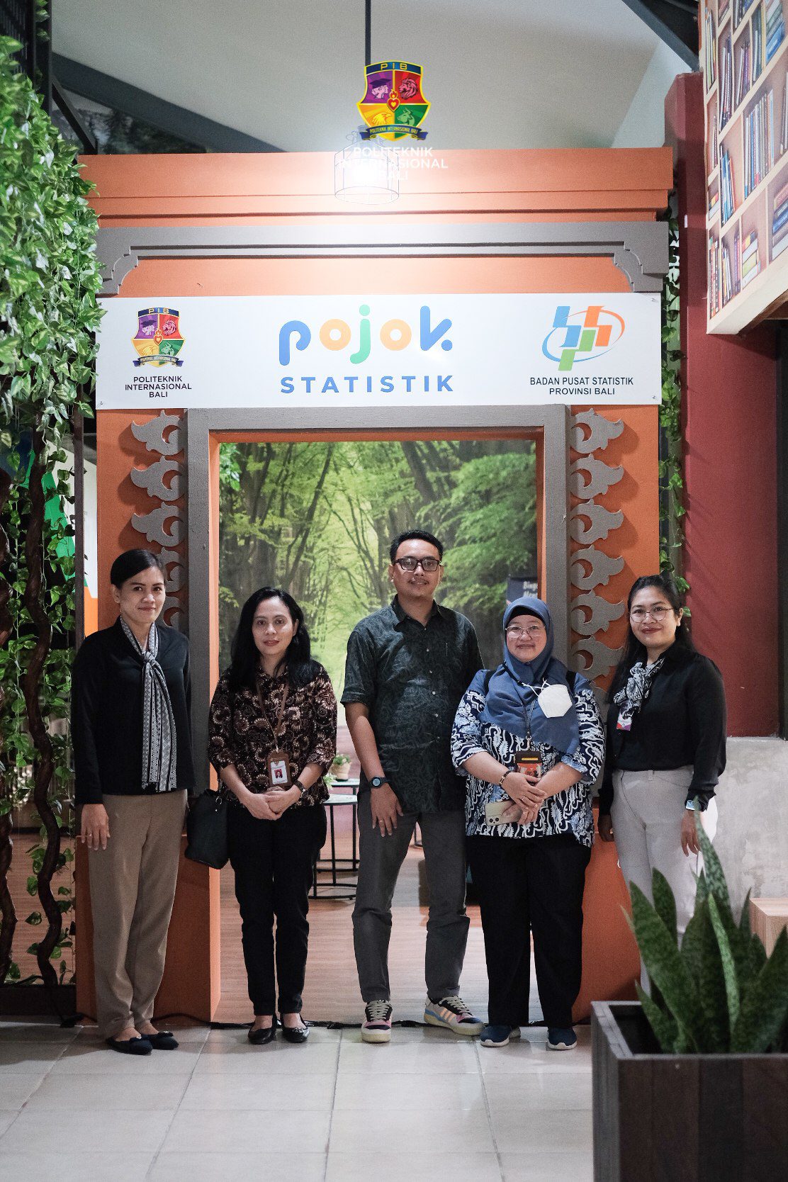 Perpustakaan Politeknik Internasional Bali Terima Hibah Buku dan ...